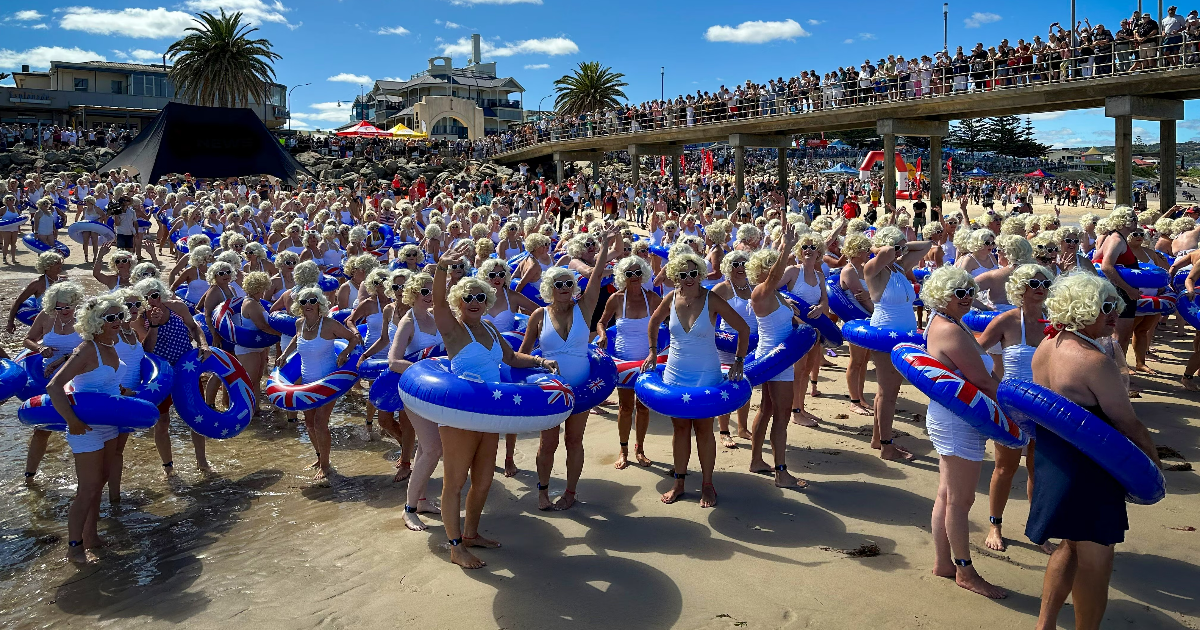 Marilyn Monroe look-alikes take the plunge for cancer research - ABC News