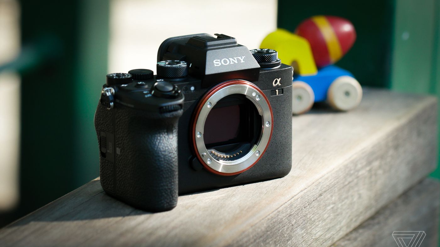 Discover Best Mirrorless DSLR Cameras To Grab This March 2024 - Cashify