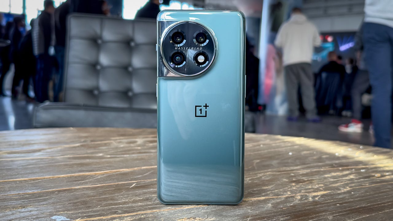 OnePlus 11 Review in 7 Points: Flagship Fighter or Familiar Face? - Cashify